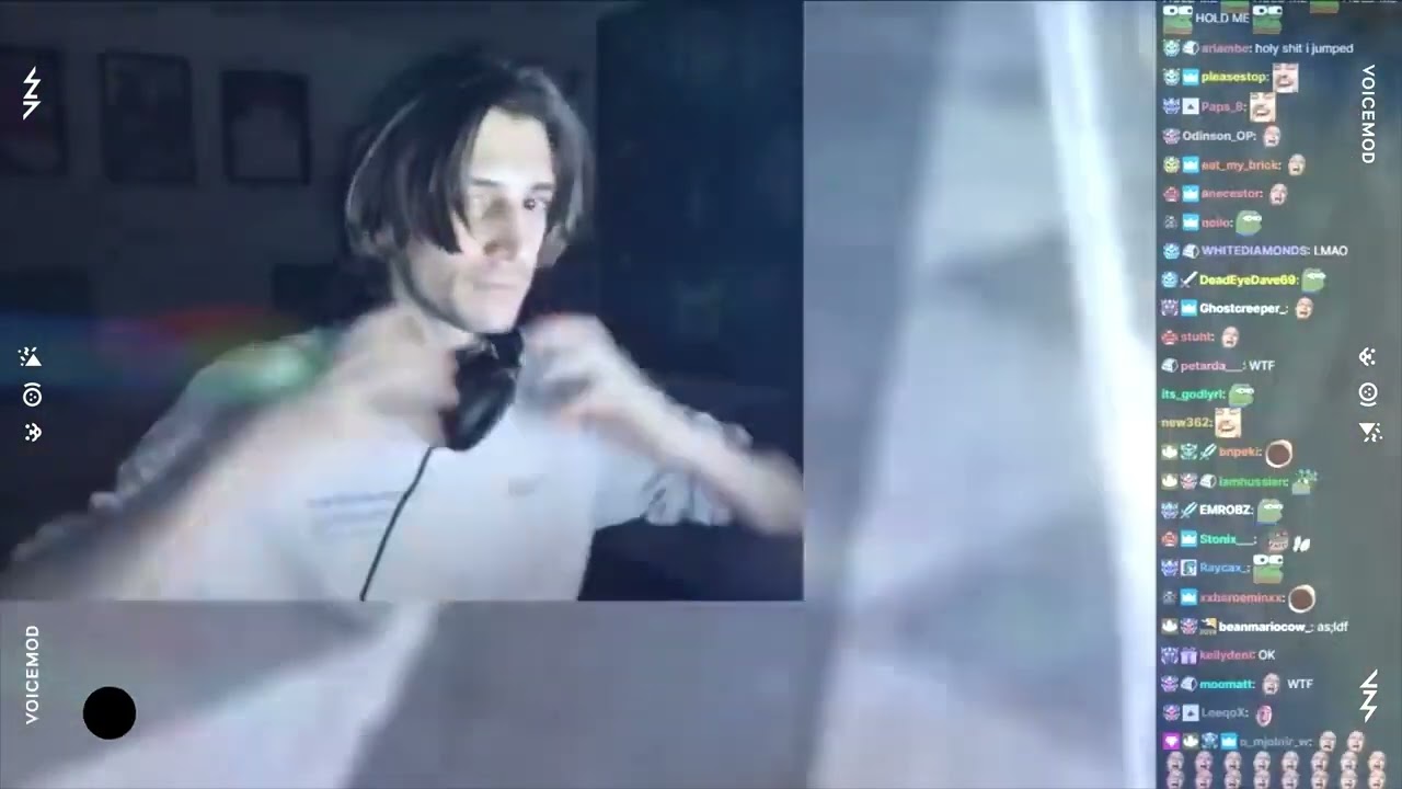 xQc getting scared and screaming in different variation 😂 - YouTube