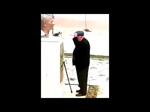 ATATÜRK HEYKELİNE ÇİÇEK BIRAKIP, DUA EDEN CUMHURİYET DEDESİ