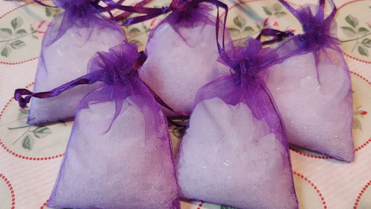 砕いた防虫剤をサシェに詰める/Pack mothballs in sachets - YouTube