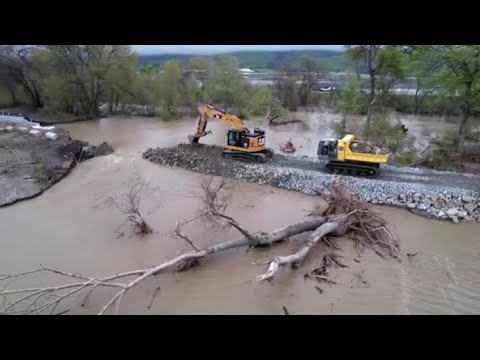 Crews race to repair broken levee in flood-soaked California - YouTube