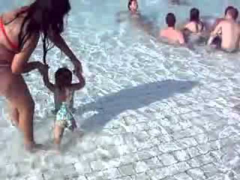 Duda com a mamãe na piscina do Wet_WMV V9.wmv