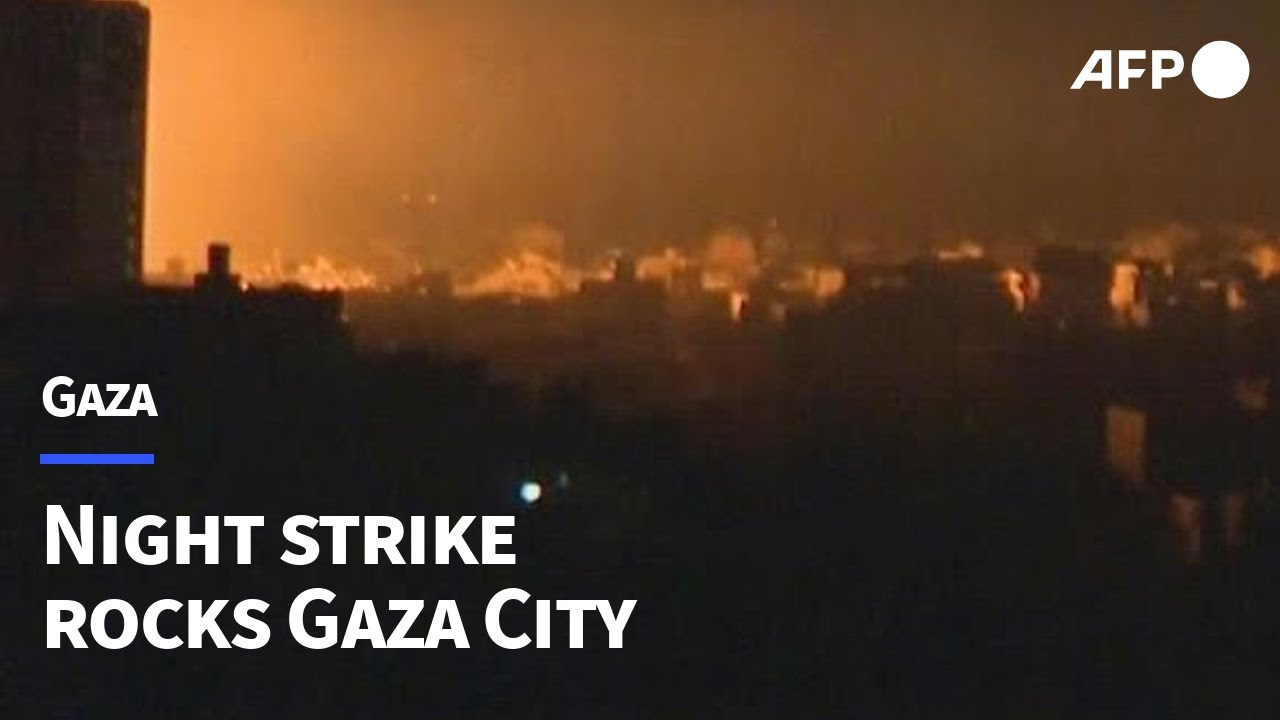 Night strike rocks Gaza City as Israeli flares fill the sky | AFP - YouTube