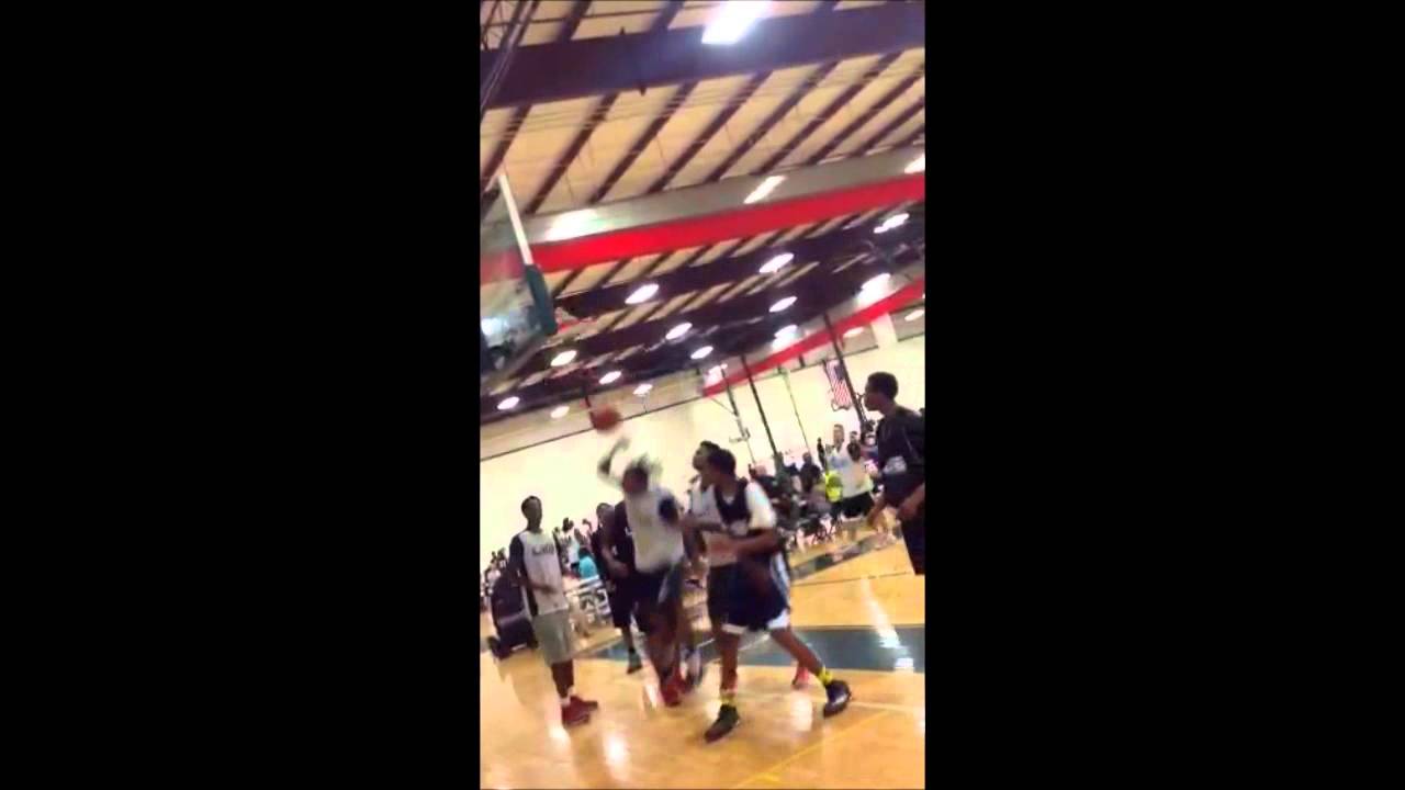 Jashaun Agosto shocks crowd with a MONSTER put back dunk - YouTube