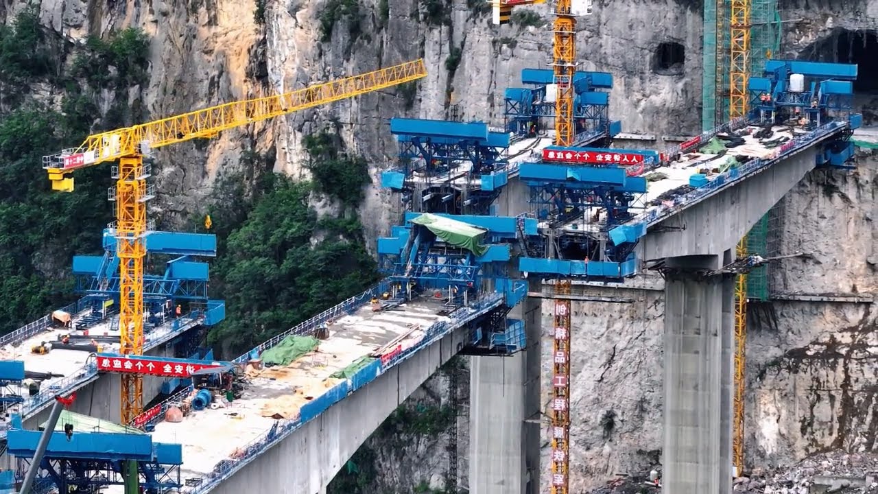 The Apengjiang Bridge on the Chongqing Hunan Expressway Double Line ...
