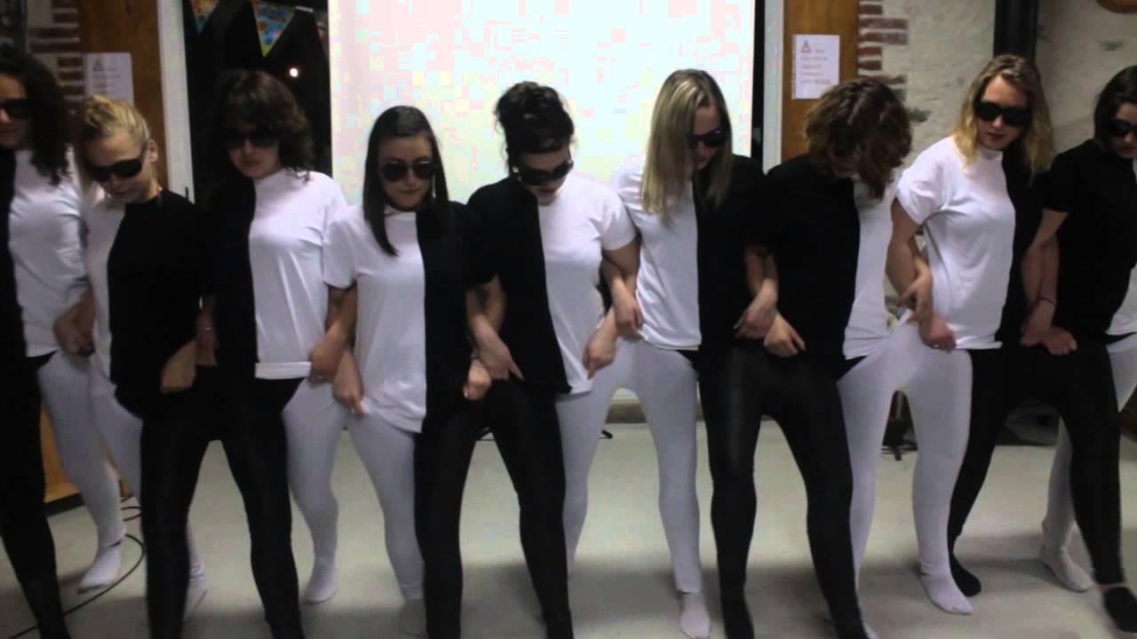 Strumpfhosentanz - Optical illusion dance - YouTube