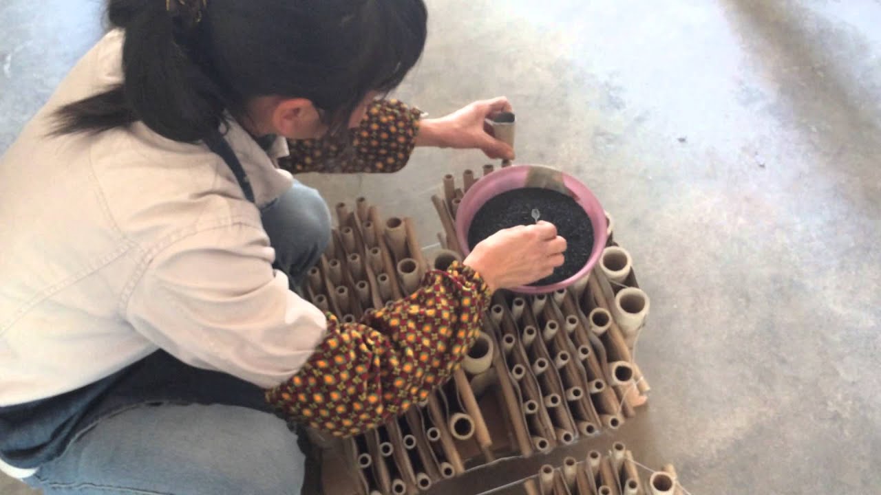 #EpicFireworks - Adding the lift charge by hand - YouTube