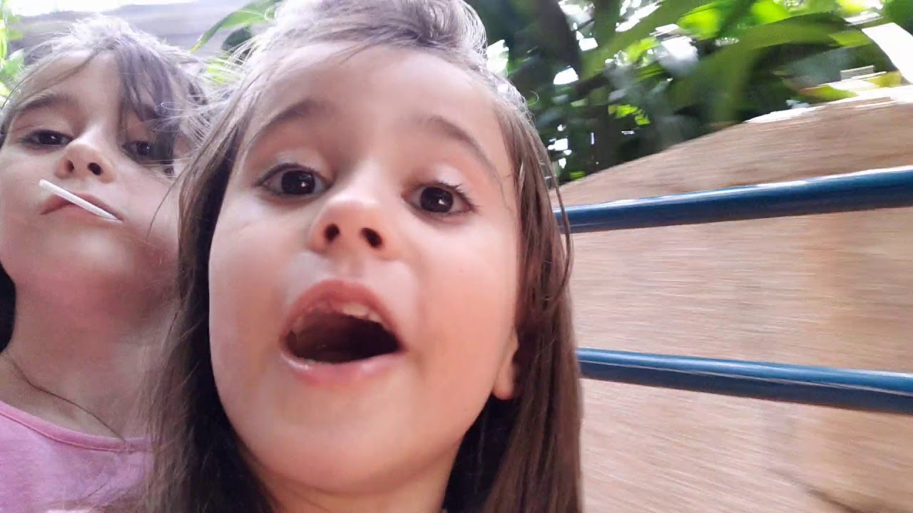 Maria Fernanda e Maria Clara descendo ladeira de motocar no clube monte ...