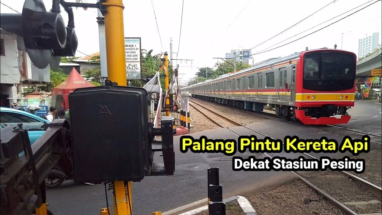 Lebih Dekat! Palang Pintu Kereta Api Dekat Stasiun Pesing - YouTube