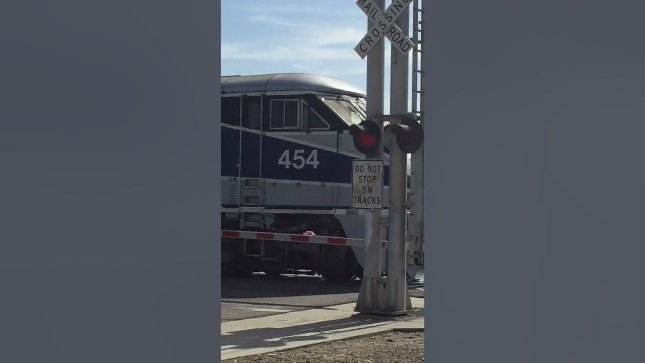 Amtrak Surfliner 454 flying through Oxnard 2018 - YouTube