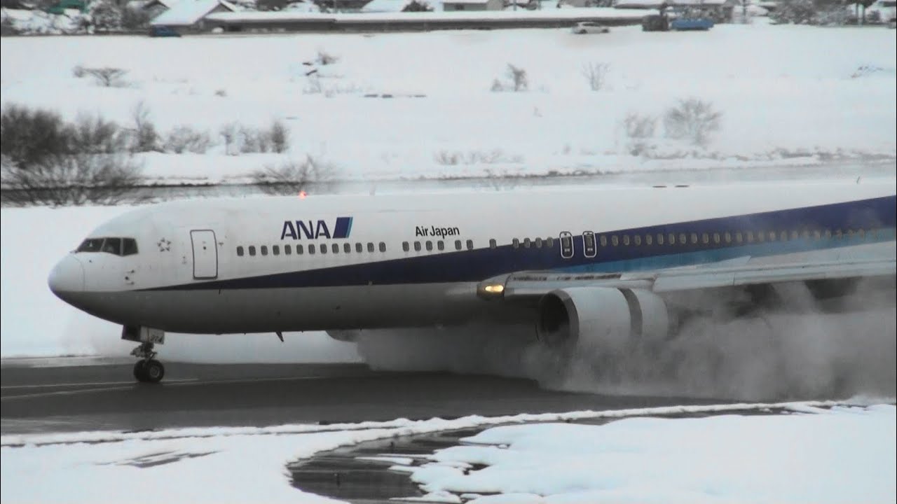 [Reverse Thrust Splash] ANA Boeing 767-300 JA8274 LANDING TOYAMA ...