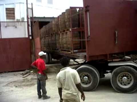 Backing Up A Tractor Trailer Into A Warehouse - YouTube