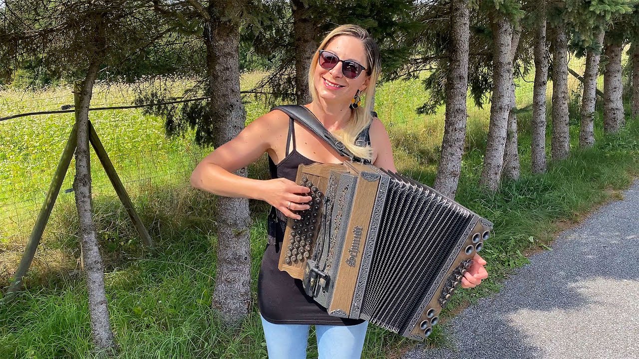 Claudia Hinker spielt "Beli Cvet" von Franz Mihelič - YouTube