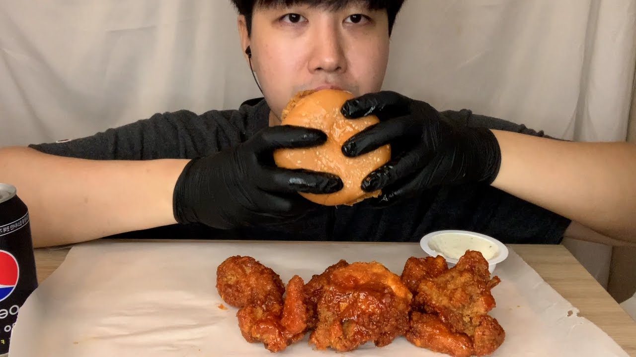 맘스터치 간판 버거메뉴 싸이버거 양념반마리 먹방~ Youtube