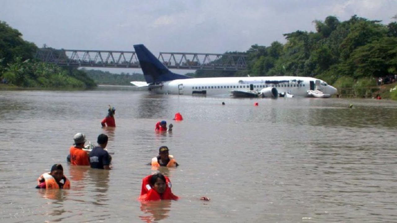 River Runway - Garuda Indonesia Flight 421 | X-Plane 12 - YouTube