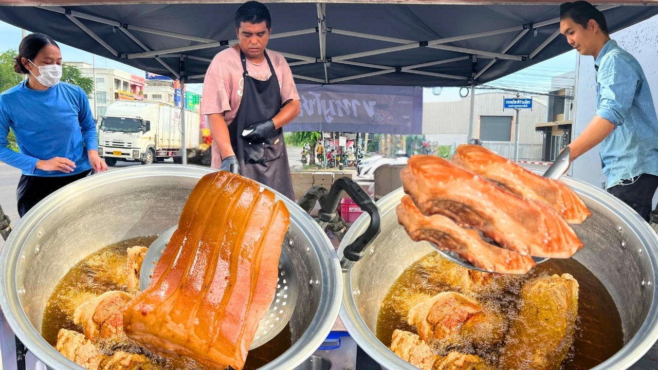 Amazing Thai Chef! Asian Master Chef Cooks Deep Fried Pork Leg & Crispy ...