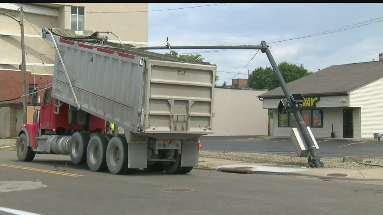Dump truck tears down pole, traffic lights in Youngstown - YouTube