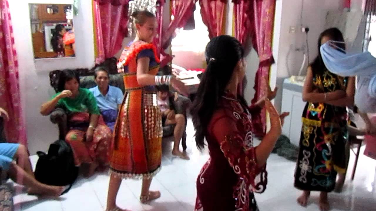 Iban Dancing Lindsey - YouTube