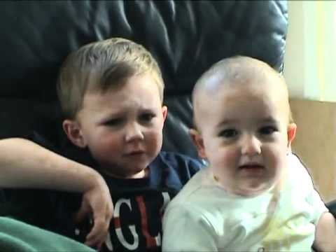 CHARLIE BIT MY FINGER - (OFFICIAL VIDEO) HD - YouTube