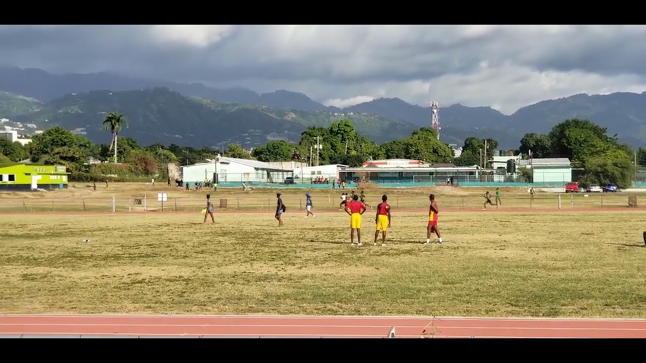 Mark Manley vs Zaine Mcfarlene 400m clash. - YouTube