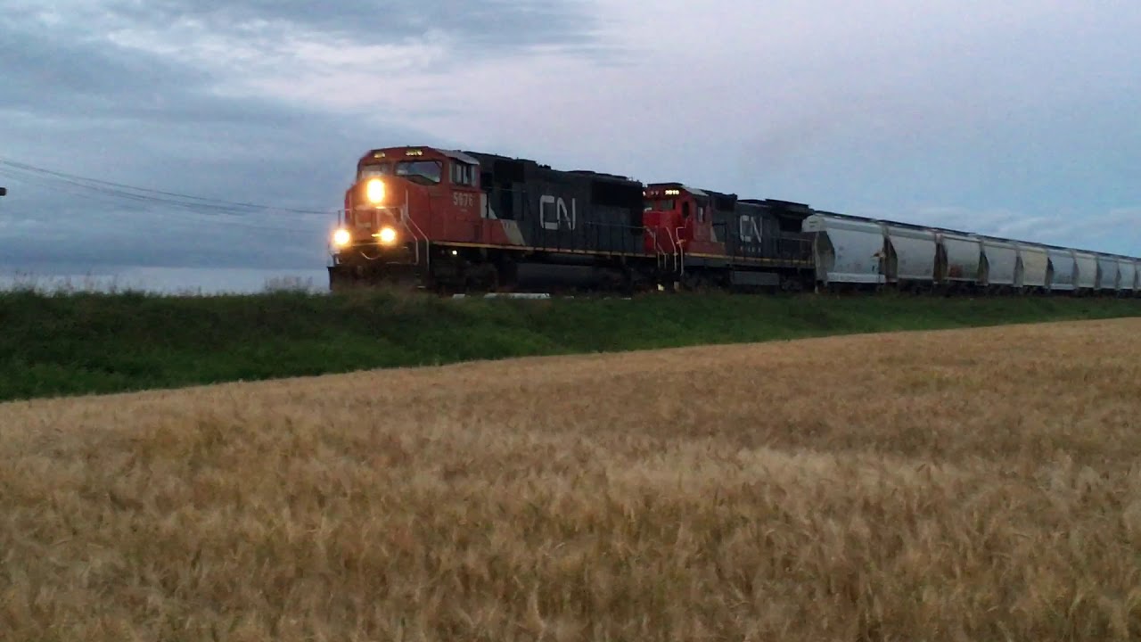 EX-CNW C40-8 trails at Petrel - YouTube