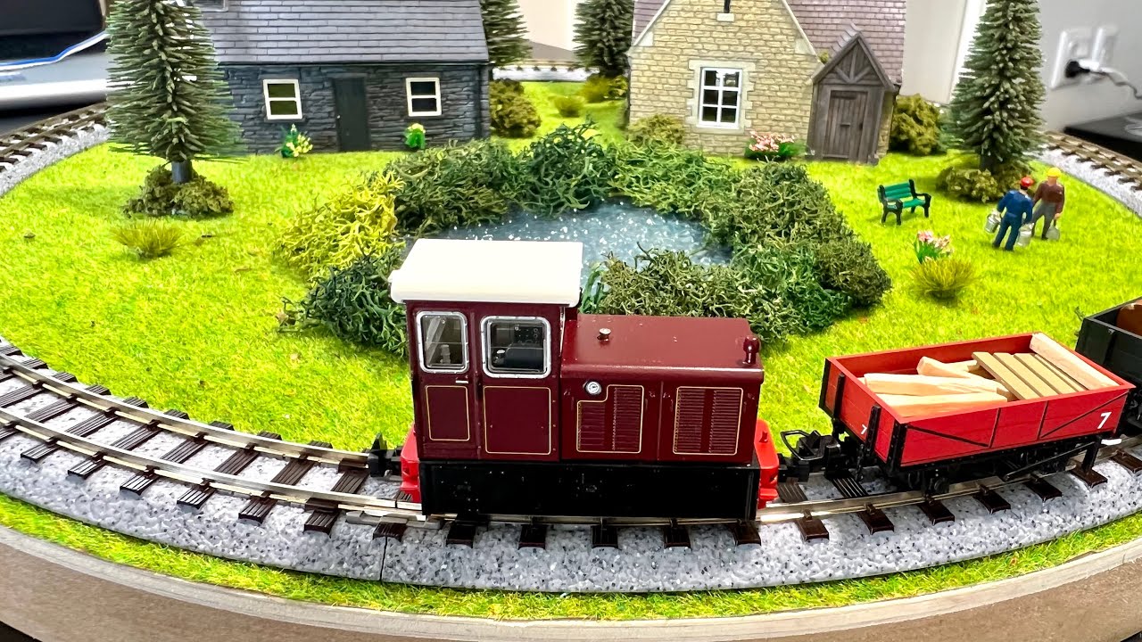 OO9 Micro Layout - Bachmann 392-027 (Baguley-Drewry) & Bachmann 391-051 ...