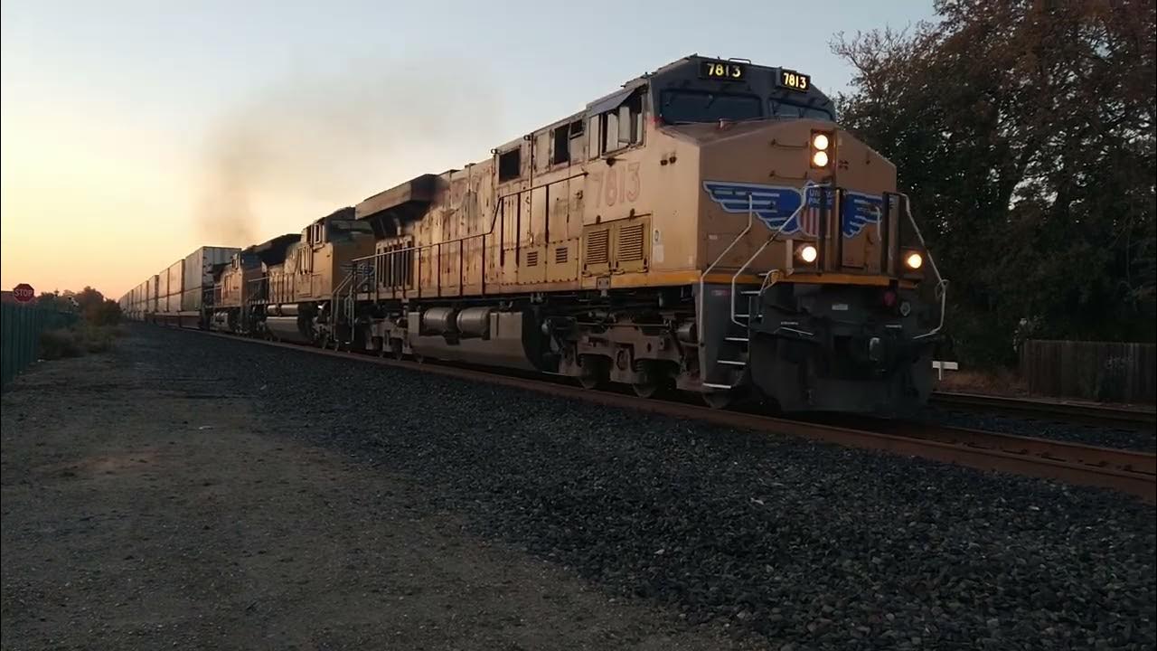 UP 7813 leads the ZLTG2 northbound to Chicago IL on 10-22-22 with a nice crew - YouTube