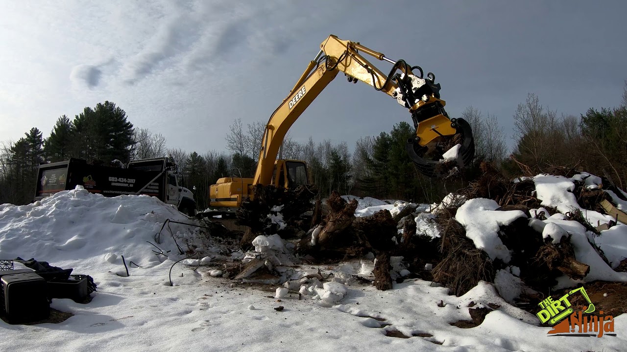 John Deere 200lc Loading Stumps With Engcon Grapple - YouTube