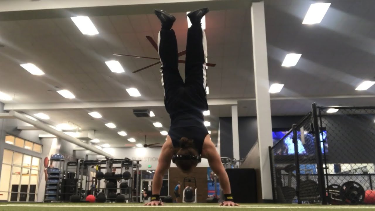 21 yr Old BodyBuilder - handstand training - YouTube