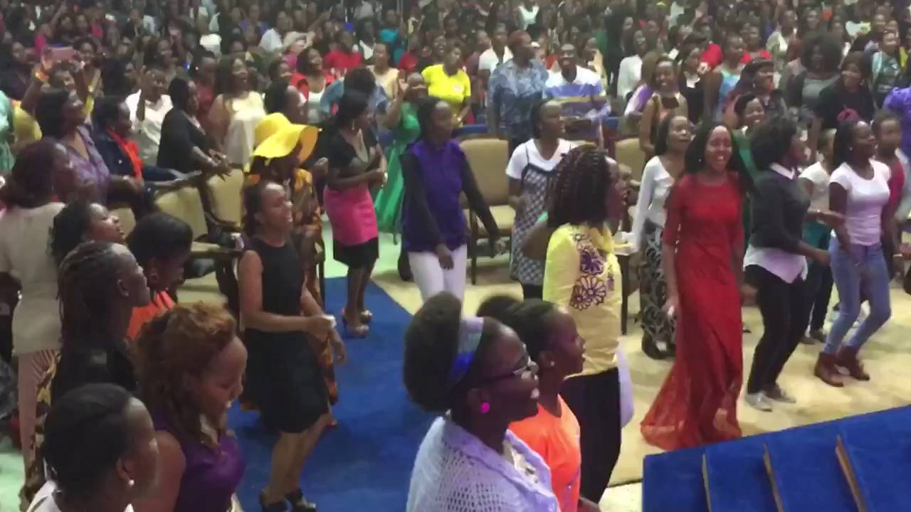 Dee Jones- Big God live @ JCC Kenya - YouTube