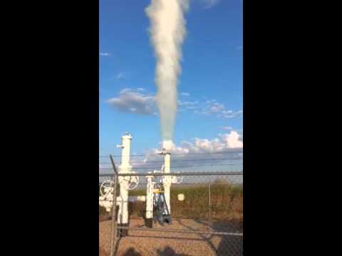 Blowing down a natural gas pipeline - YouTube