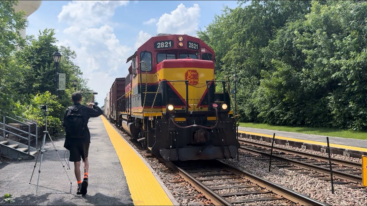 KCS 2821 Leads A Weed Sprayer Train Past Roselle, IL With Horn Action! (6/3/24) - YouTube