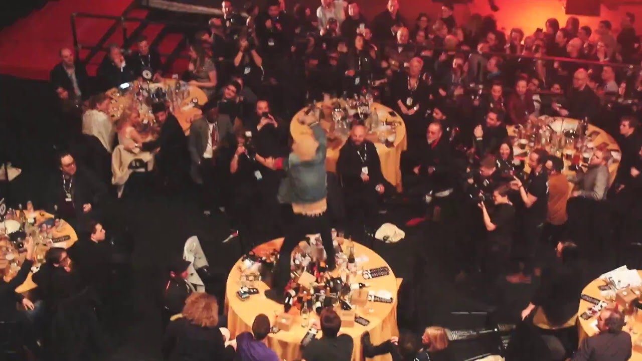 Oliver Sykes (Bring Me The Horizon) sobe em cima e quebra mesa do ...