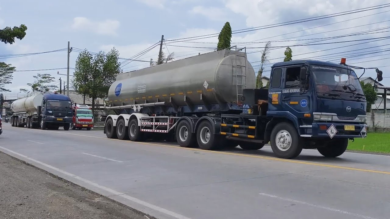 Konvoi Truk Tangki Trailer Panjang PT AKR UD Truck, Truk Trailer ...