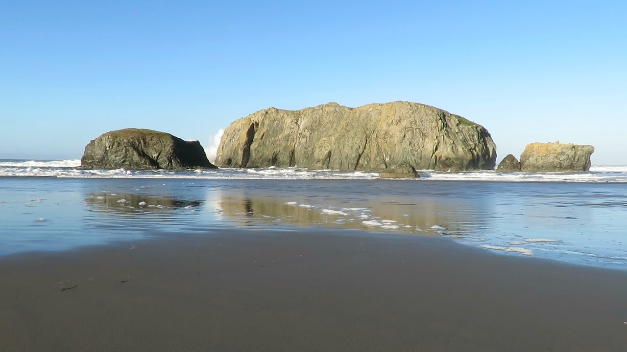 Crashing Waves at Bandon's Haystack Rock - YouTube