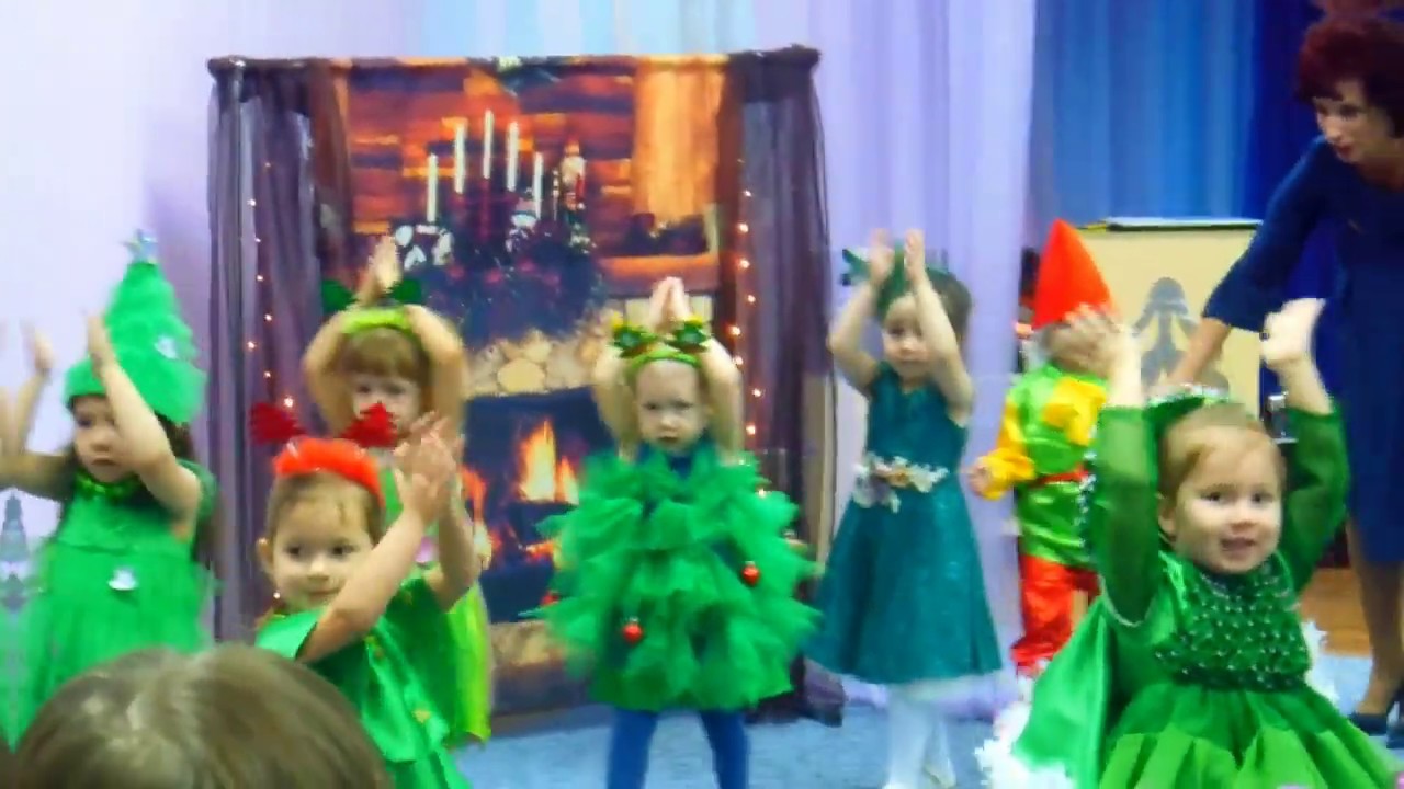Новый год в садике. НОВОГОДНИЙ УТРЕННИК в садике Девочки ЕЛОЧКИ ...