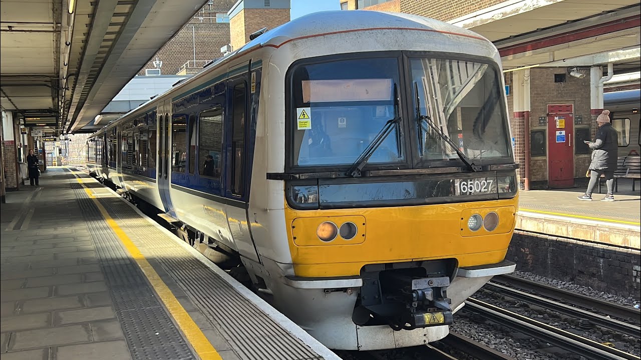 Chiltern railways class 165 at Harrow on the Hill - YouTube