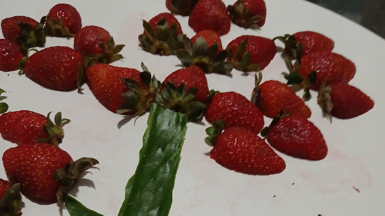 slicing peeling decorate in strawberry decoração em morango - YouTube