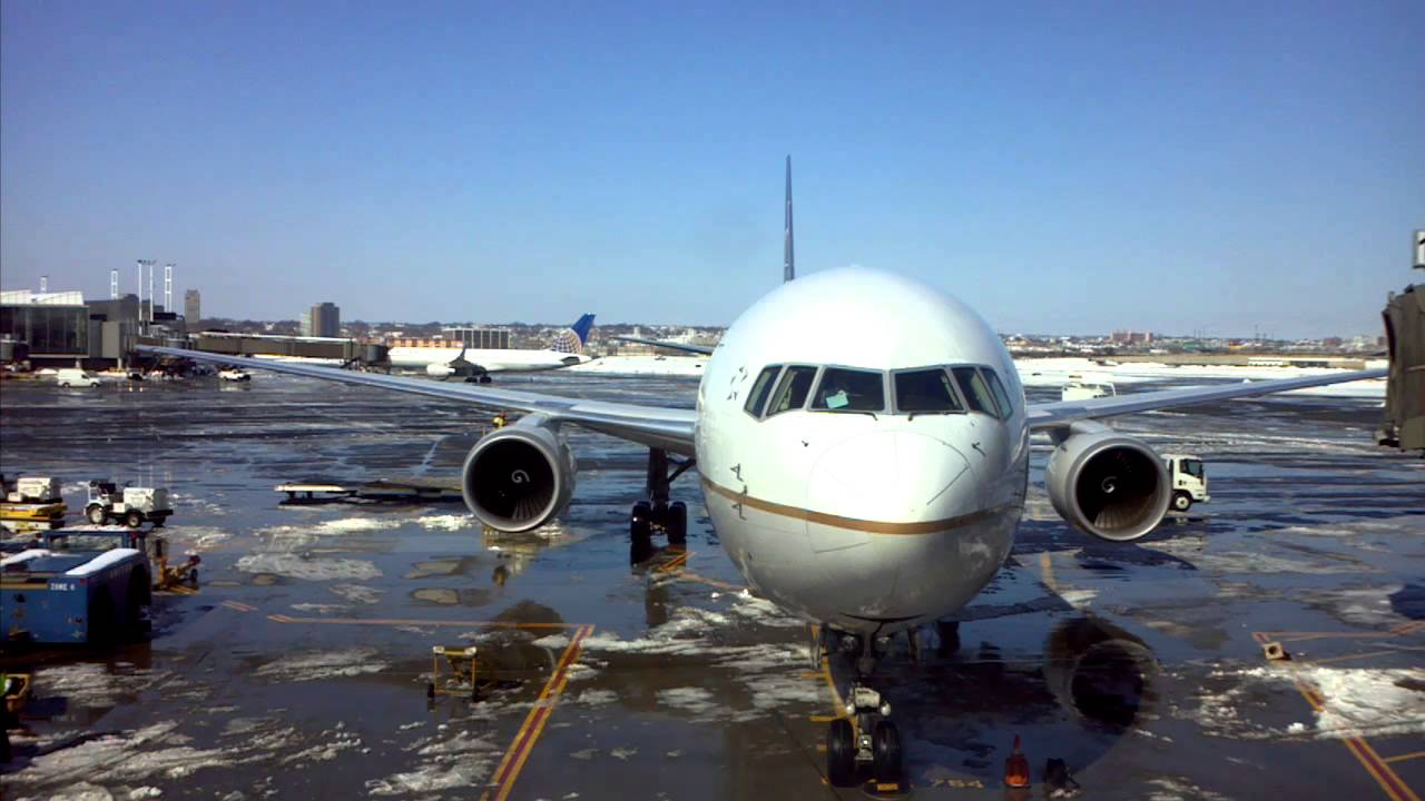 United Boeing 767 blowing slush pulling up to gate in Newark Liberty ...