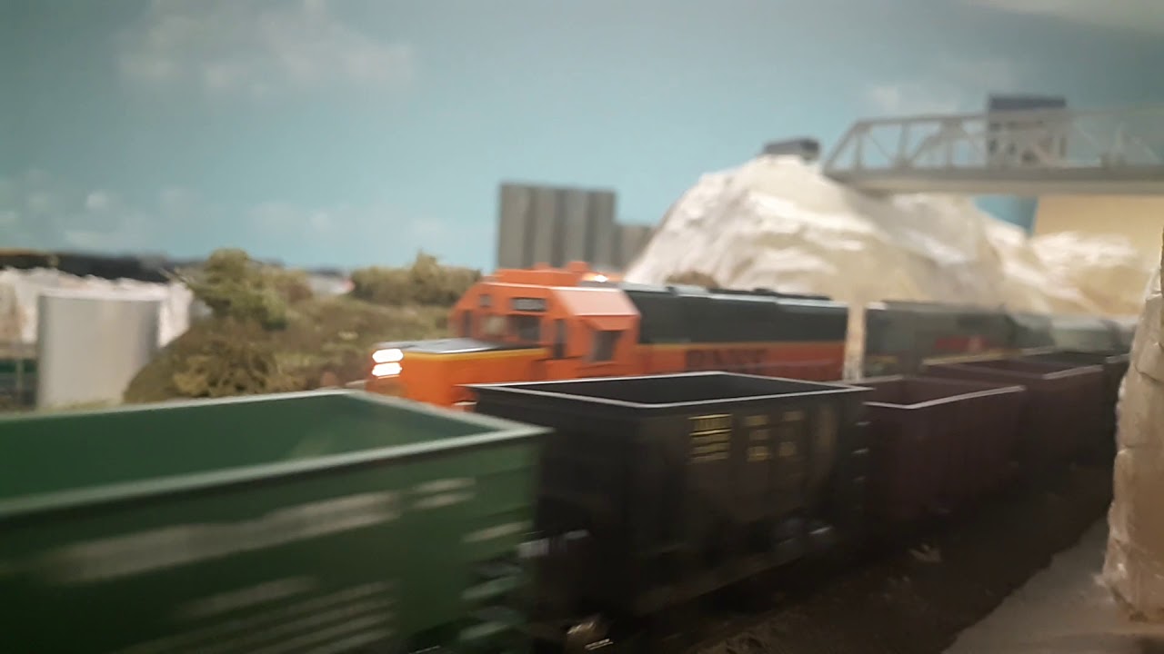 SP & BNSF meet at Mojave yard outskirts - YouTube