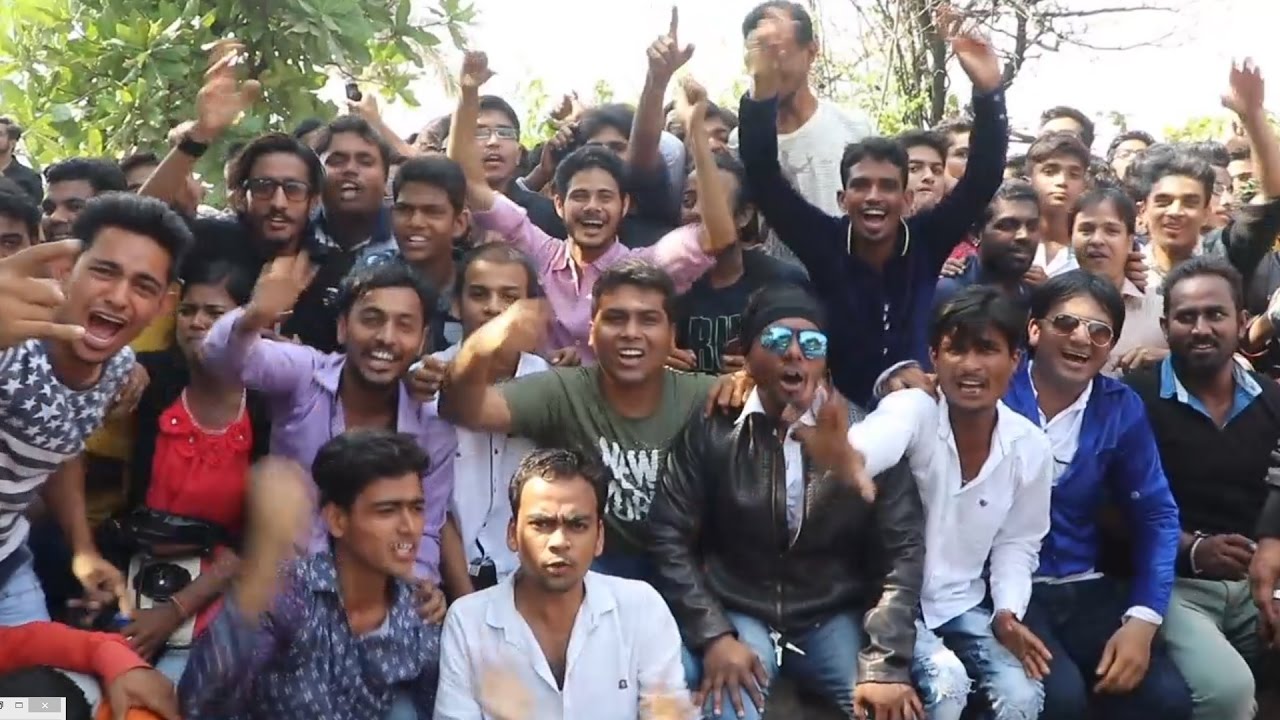 MASSIVE Fans Outside Mannat - SRK's 51st Birthday Celebration - YouTube
