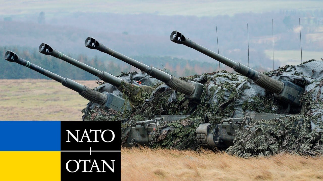 NATO. The British Army trains Ukrainian soldiers to operate AS-90 self ...