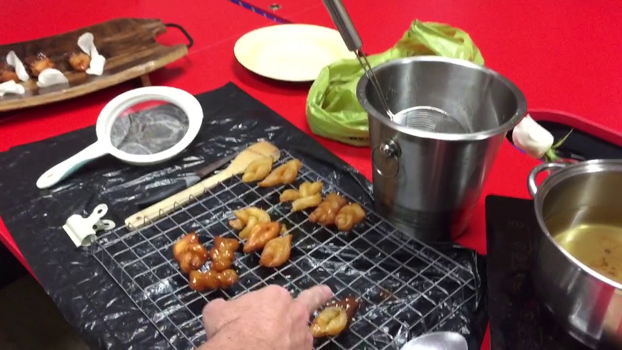 Jakkie Louw wys jou hoe om koeksusters te bak II - YouTube