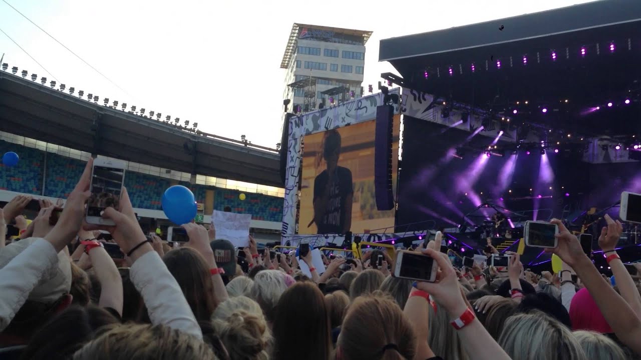 Kiss You + Stockholm Syndrome II One Direction OTRA tour 2015 in ...