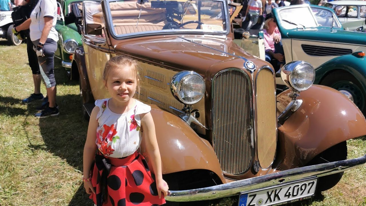 Old car parade - YouTube