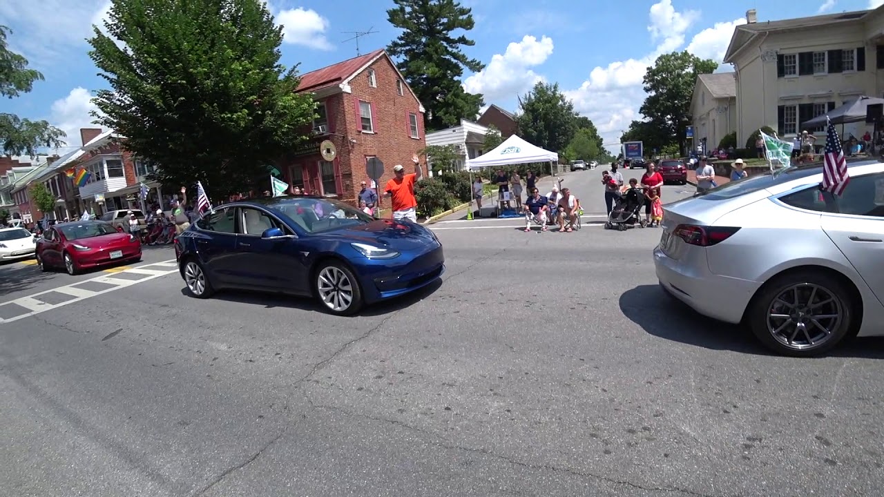 Tesla Summon in a July 4th Parade - All Cars - YouTube