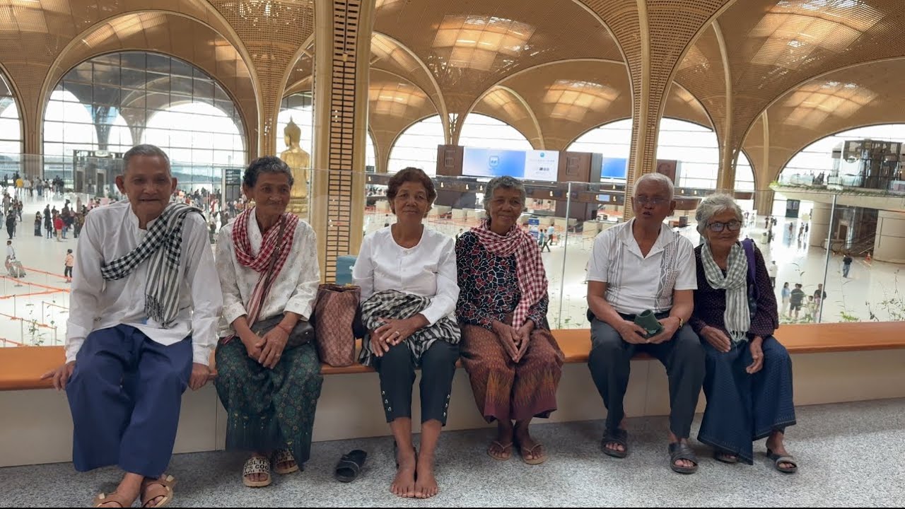 Thousand People Visit New Airport in Takmao Town,Cambodia - YouTube
