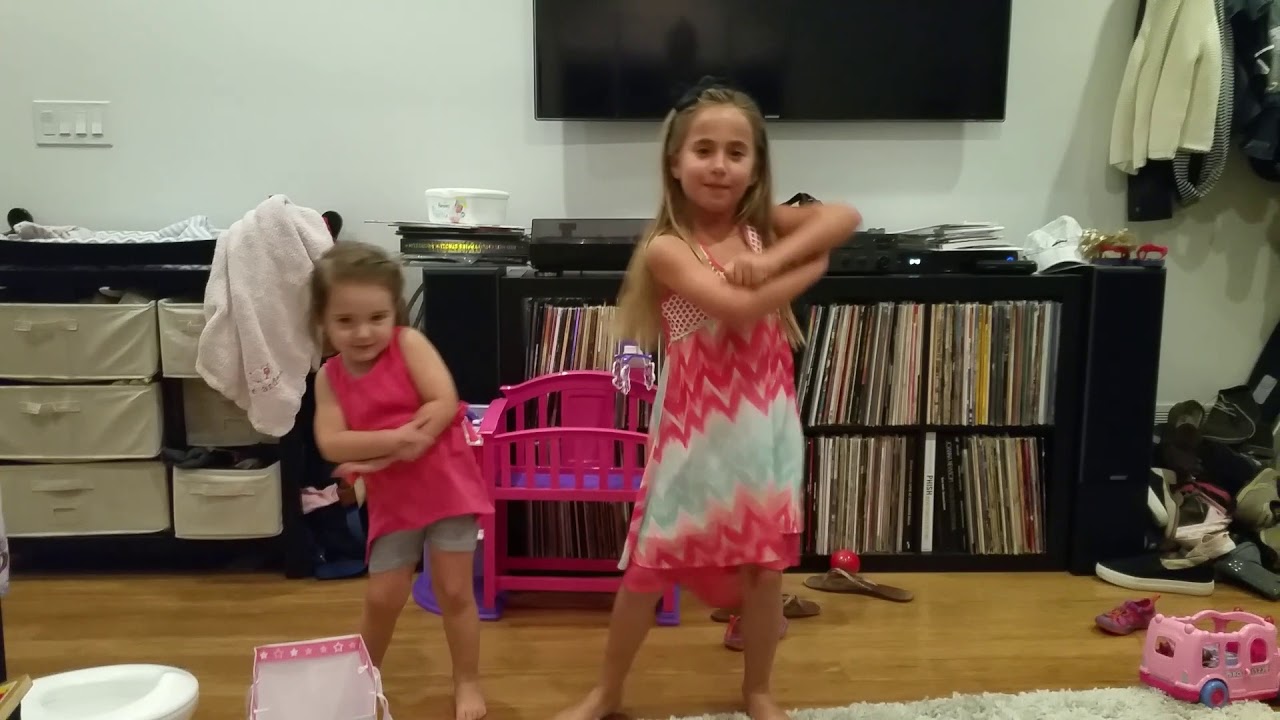 Naya & Zoe dancing - YouTube