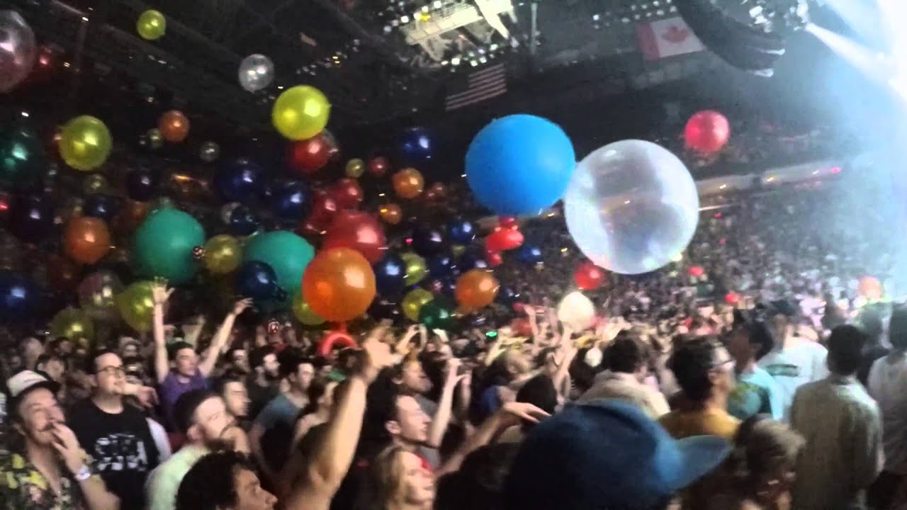 Phish - NYE Ball Drop Jam (Auld Lang Syne, The Dogs, Tweezer, Tweezer ...