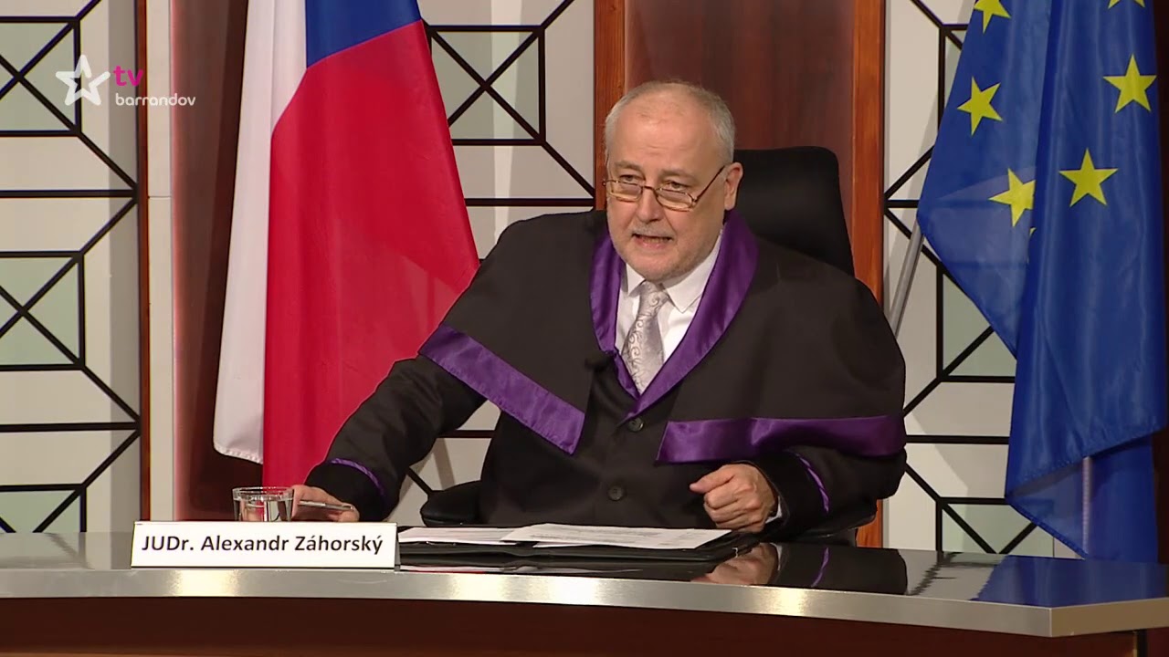 Soudce Alexandr (2018/138) - Nohy k sobě - YouTube