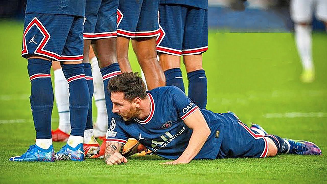 Comedy Moments In Football - YouTube